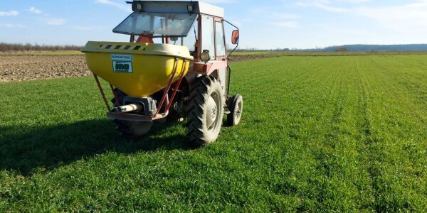 Traktor gnojidba đubrenje zima - Fotoprilozi | Agroklub.com