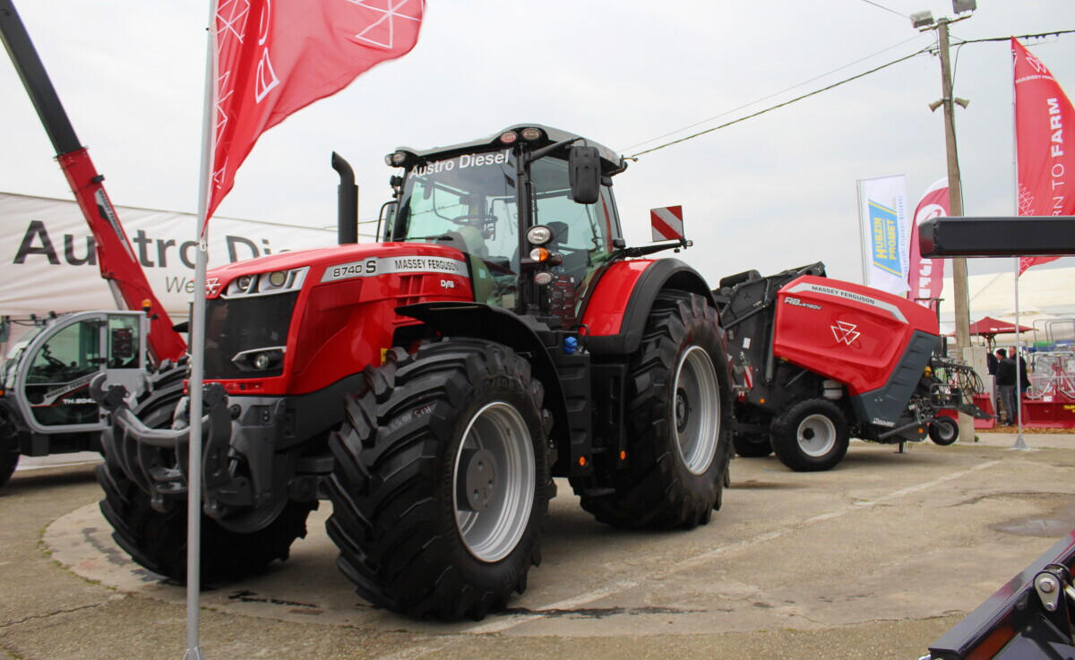 Teži od 10 tona, visok 3,5 metra: Ovaj Massey Ferguson atrakcija je ...