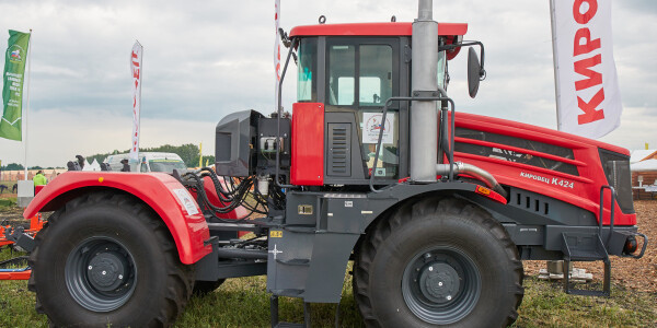 Kultni ruski traktor Kirovets iz '95-e se prodaje za 52.200 eura ...