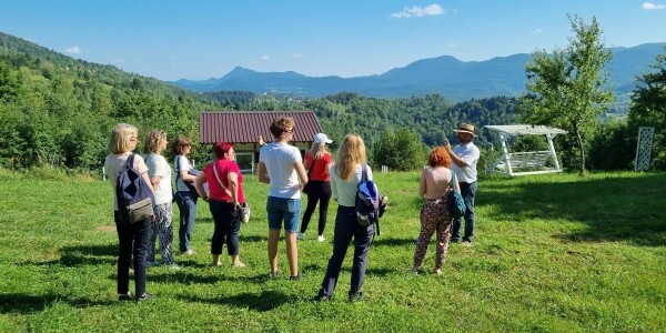 U šetnji do API komore OPG-a Burić, posjetitelji se educiraju o pčelama ...